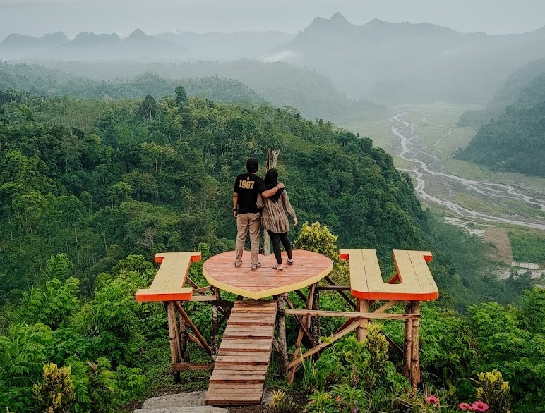 Destinasi Wisata Malang, Panorama Semeru dan Sungai Glidik